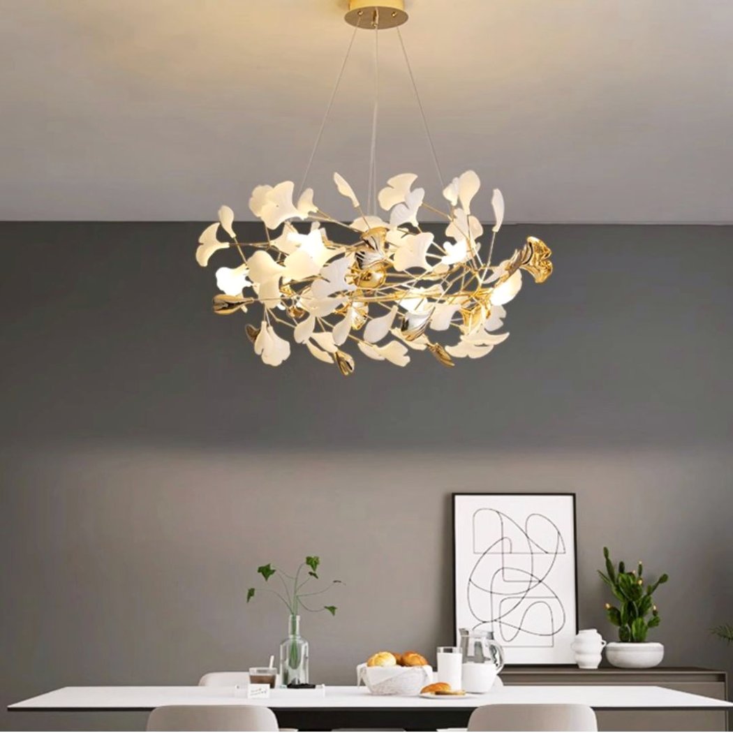 Blattförmiger Kronleuchter im nordischen Design in Weiß und Gold ...