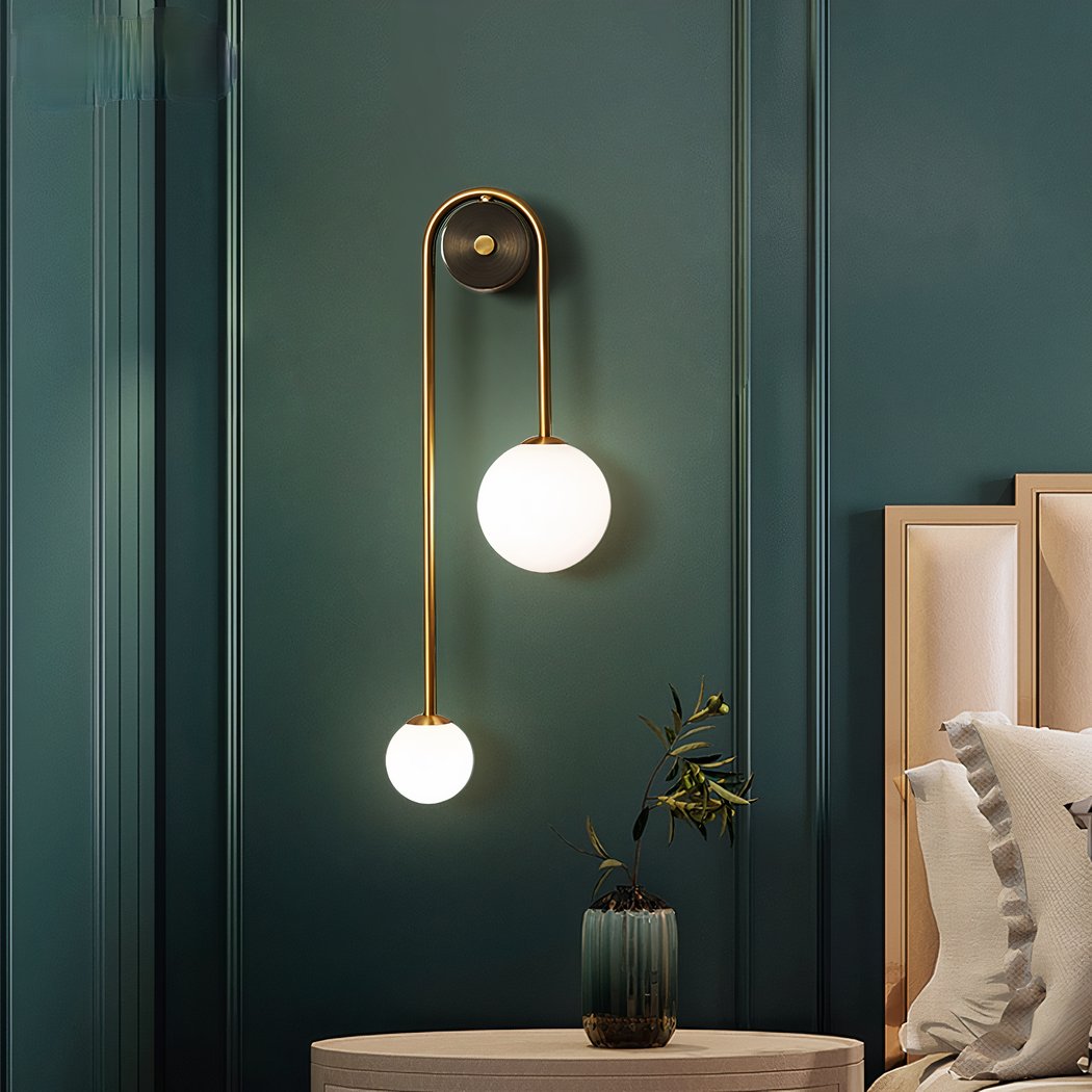 Moderne Wandleuchte für das Wohnzimmer mit 2 Glaskugel-Lampen ...